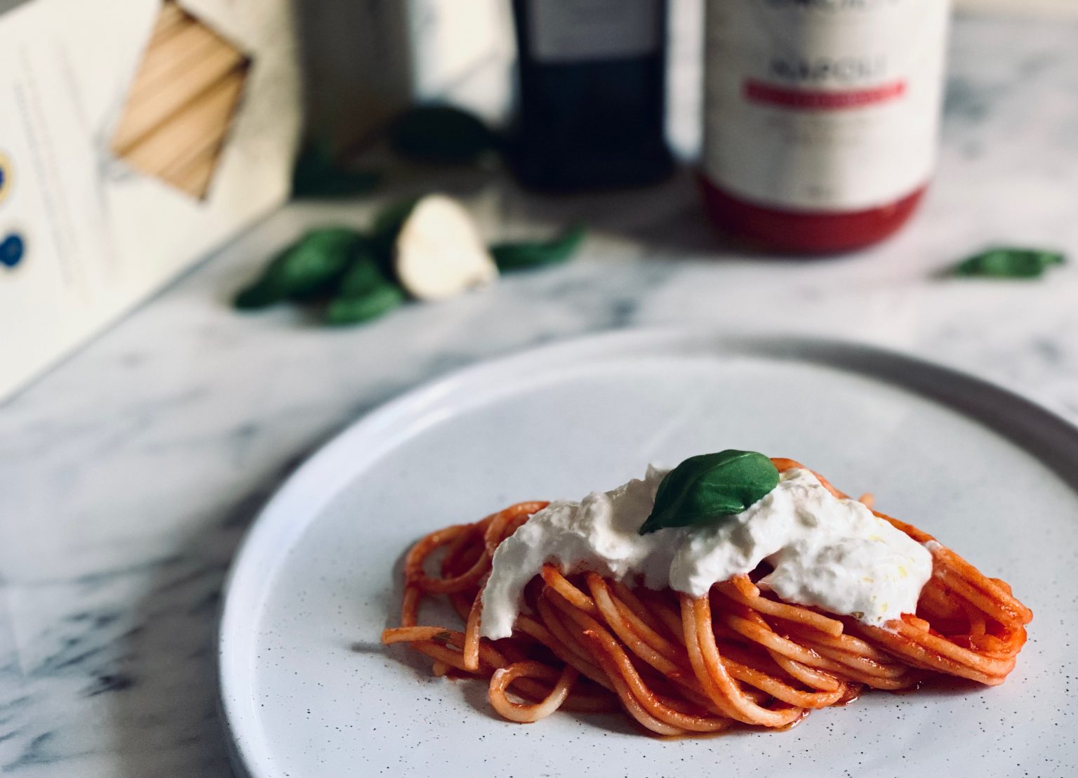 Spaghetti med Napoli tomatsås och burrata - DACILIA